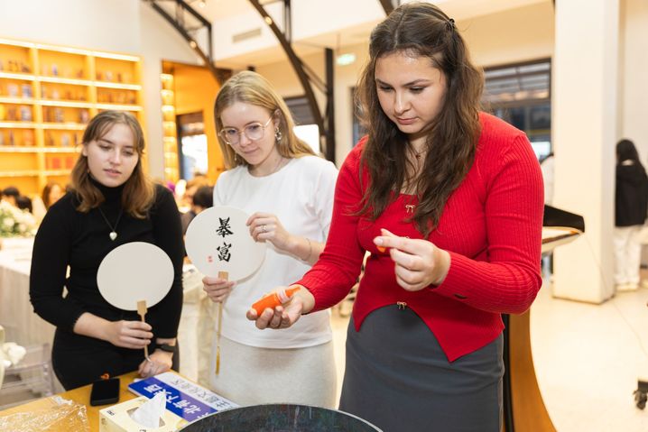International students from Nanjing University experience Chinese ...