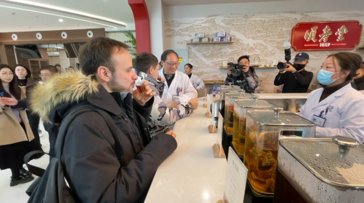 Expatriates visit Nantong to experience TCM culture_inJiangsu